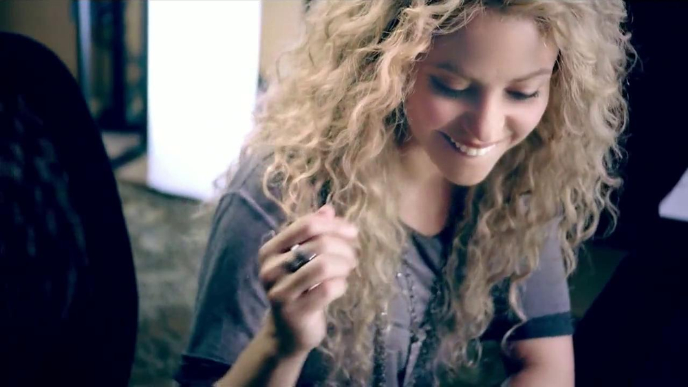 Crest 3D White Toothpaste TV Commercial Con Shakira [Spanish] - iSpot.tv