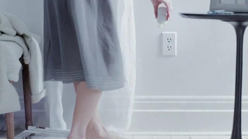 Glade Clean Linen TV Commercial, 'Feel Fresh and New' - iSpot.tv
