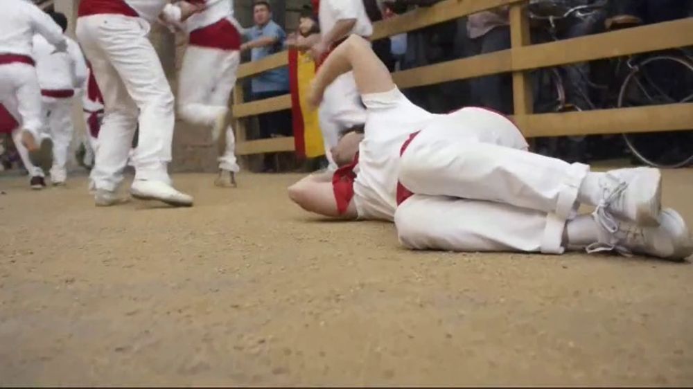 GEICO TV Commercial, 'Running of the Bulldogs' - iSpot.tv